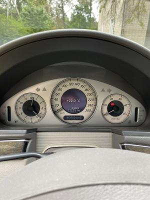 Black Mercedes-Benz E 270 2003 in Riga, with an engine capacity of 2.70 L and mileage of 407 thousand km for 3500 €, photo 7 on AUTOMOTO.COM.LV