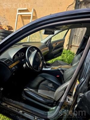 Melns Mercedes-Benz E 270 2003 Cēsis, ar dzinēja tilpumu 2.70 L un nobraukumu 321 tūkst. km par 2990 €, foto 6 vietnē AUTOMOTO.COM.LV