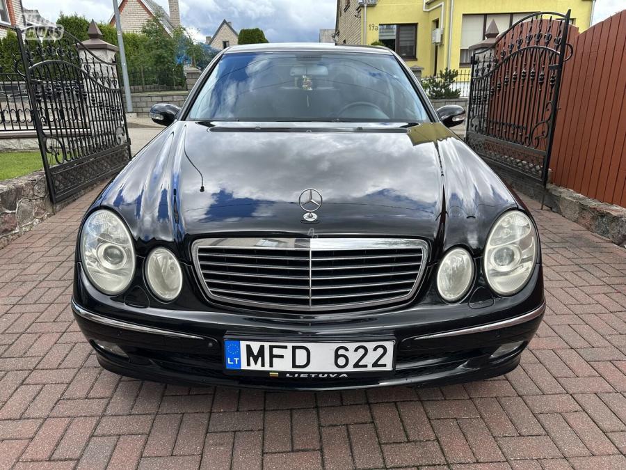 Black Mercedes-Benz E 270 2003 in Kelme, with an engine capacity of 2.70 L and mileage of 351 thousand km for 2600 €, photo 3 on AUTOMOTO.COM.LV