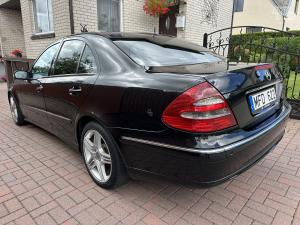 Black Mercedes-Benz E 270 2003 in Kelme, with an engine capacity of 2.70 L and mileage of 351 thousand km for 2600 €, photo 5 on AUTOMOTO.COM.LV