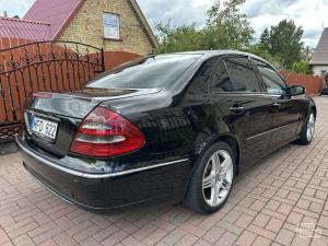Black Mercedes-Benz E 270 2003 in Kelme, with an engine capacity of 2.70 L and mileage of 351 thousand km for 2600 €, photo 7 on AUTOMOTO.COM.LV