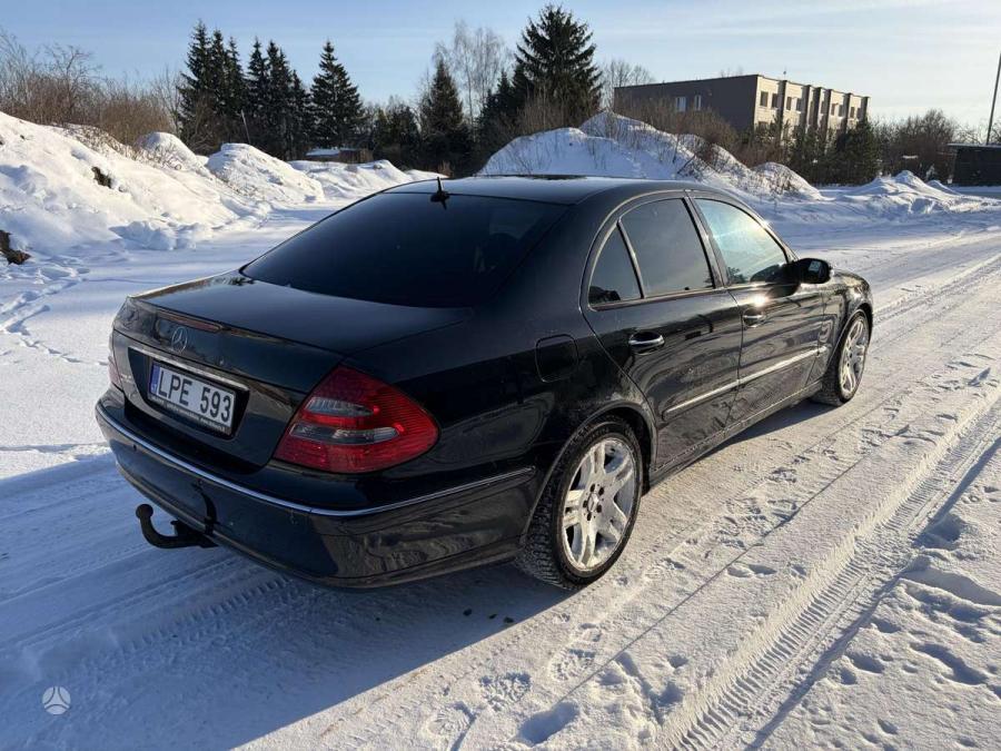 Black Mercedes-Benz E 270 2004 in Panevezys, with an engine capacity of 2.69 L and mileage of 399 thousand km for 2950 €, photo 3 on AUTOMOTO.COM.LV