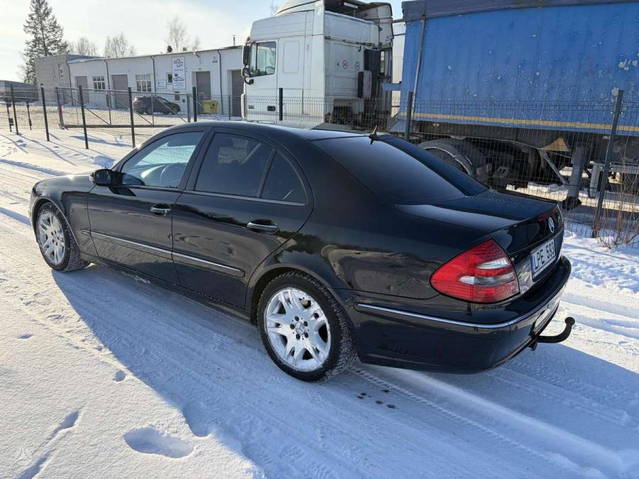 Black Mercedes-Benz E 270 2004 in Panevezys, with an engine capacity of 2.69 L and mileage of 399 thousand km for 2950 €, photo 5 on AUTOMOTO.COM.LV