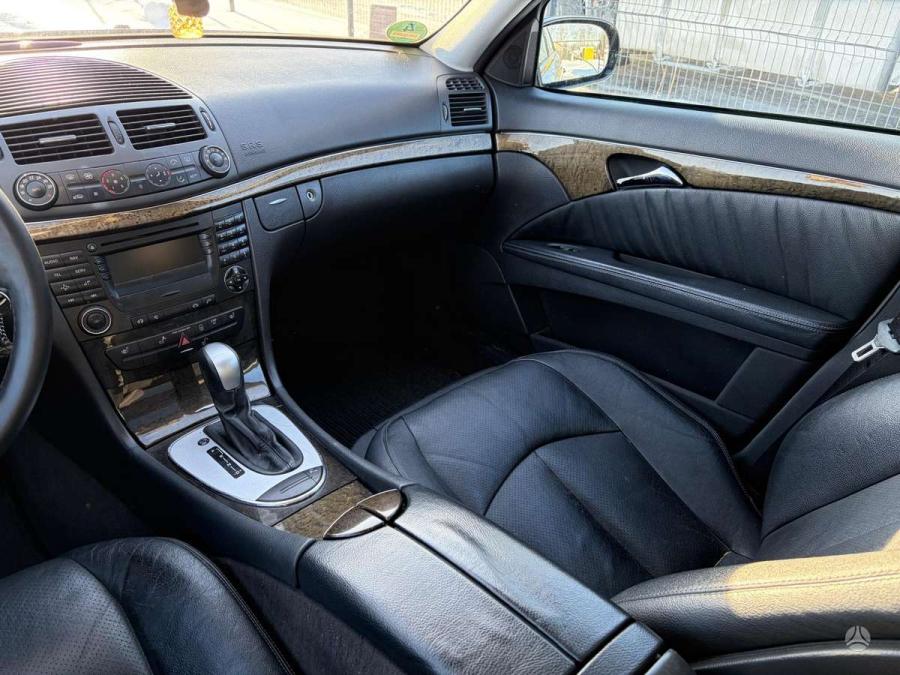 Black Mercedes-Benz E 270 2004 in Panevezys, with an engine capacity of 2.69 L and mileage of 399 thousand km for 2950 €, photo 9 on AUTOMOTO.COM.LV