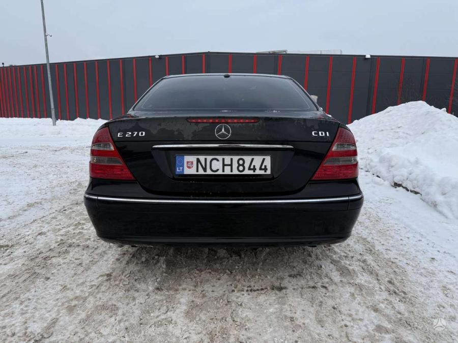 Black Mercedes-Benz E 270 2004 in Vilnius, with an engine capacity of 2.69 L and mileage of 375 thousand km for 3000 €, photo 5 on AUTOMOTO.COM.LV
