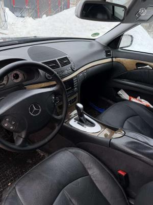 Black Mercedes-Benz E 270 2004 in Vilnius, with an engine capacity of 2.69 L and mileage of 375 thousand km for 3000 €, photo 8 on AUTOMOTO.COM.LV