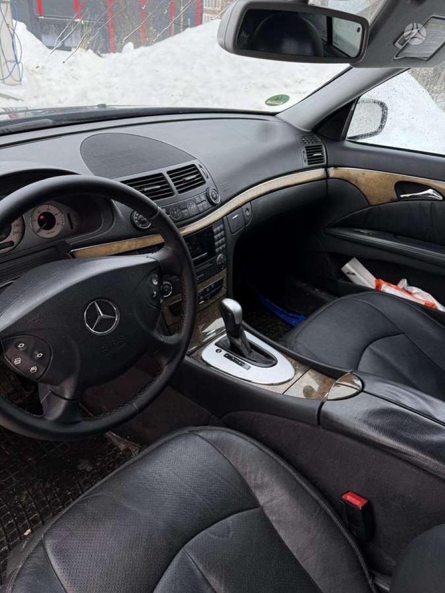 Black Mercedes-Benz E 270 2004 in Vilnius, with an engine capacity of 2.69 L and mileage of 375 thousand km for 3000 €, photo 8 on AUTOMOTO.COM.LV