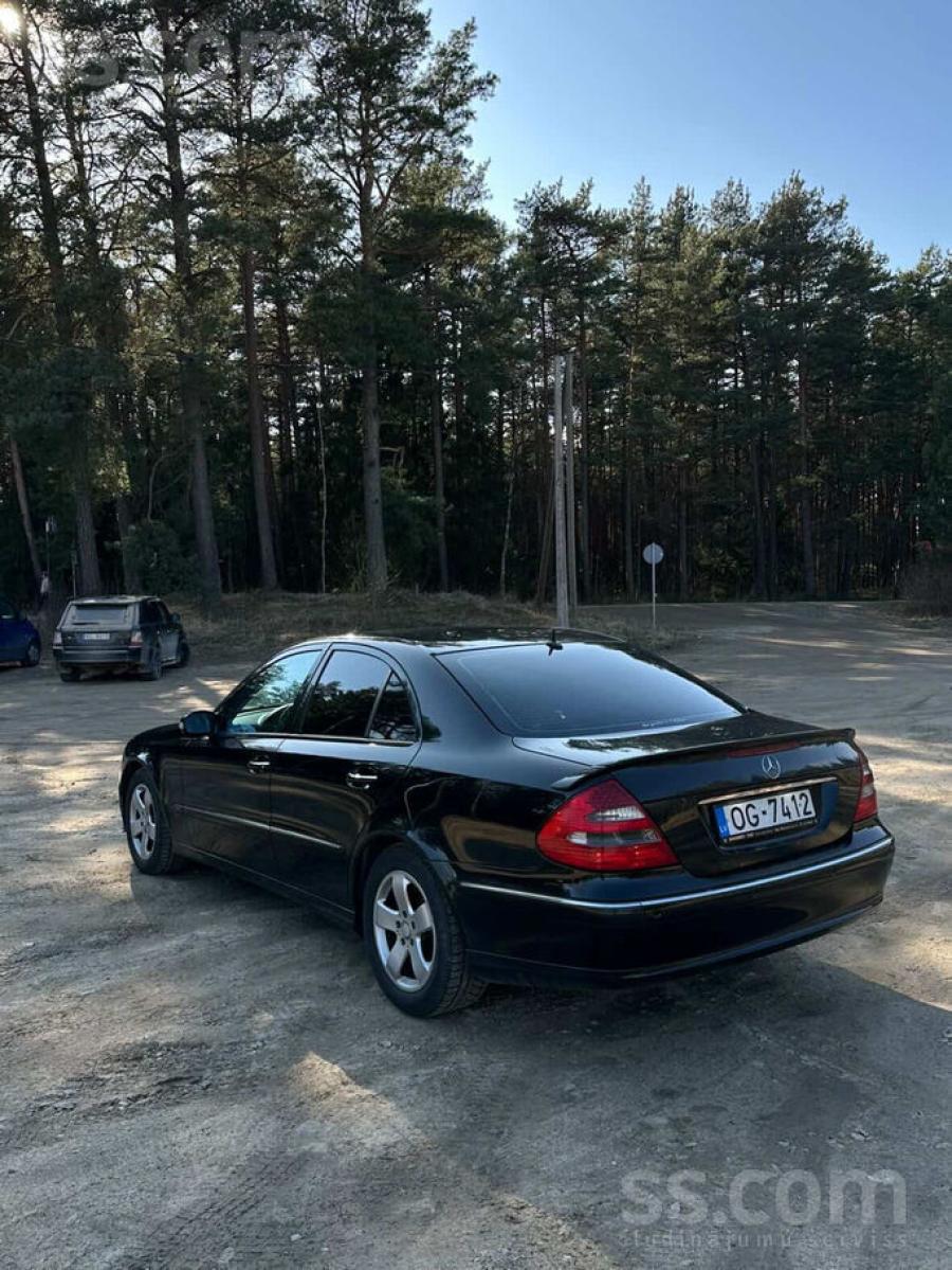 Black Mercedes-Benz E 270 2005 in Riga, with an engine capacity of 2.70 L and mileage of 397 thousand km for 3150 €, photo 3 on AUTOMOTO.COM.LV