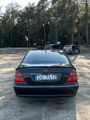 Black Mercedes-Benz E 270 2005 in Riga, with an engine capacity of 2.70 L and mileage of 397 thousand km for 3150 €, photo 4 on AUTOMOTO.COM.LV