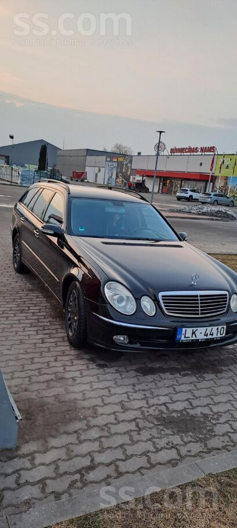Black Mercedes-Benz E 270 2004 in Riga, with an engine capacity of 2.70 L and mileage of 340 thousand km for 3000 €, photo 3 on AUTOMOTO.COM.LV
