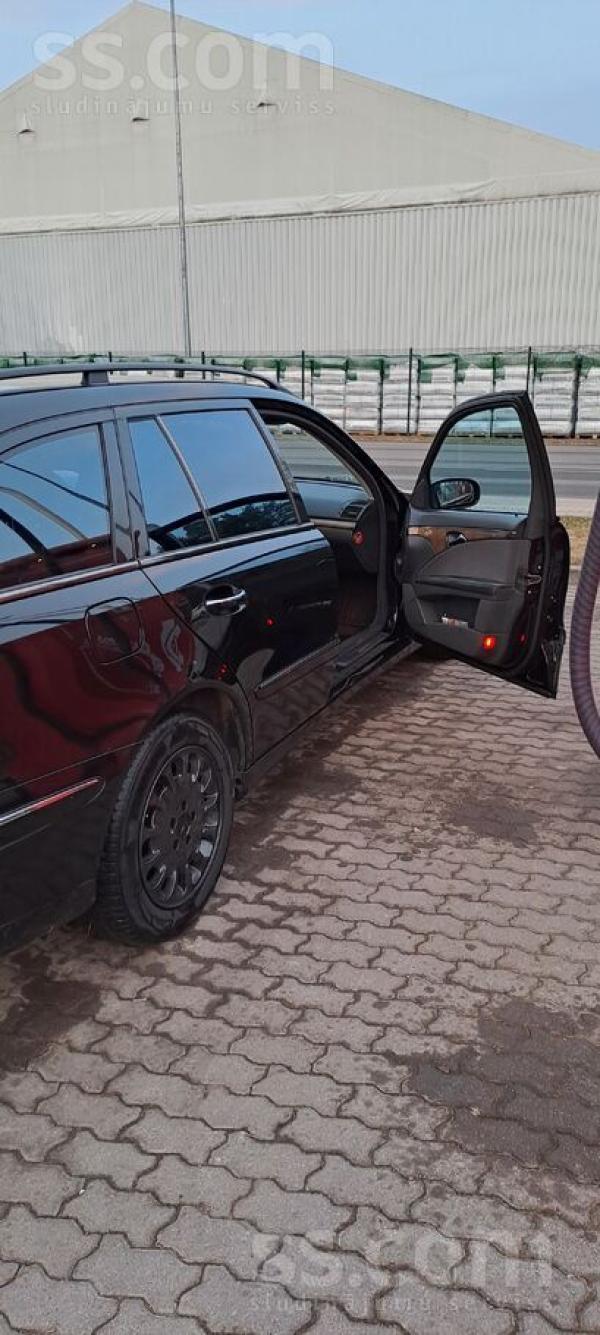 Black Mercedes-Benz E 270 2004 in Riga, with an engine capacity of 2.70 L and mileage of 340 thousand km for 3000 €, photo 4 on AUTOMOTO.COM.LV