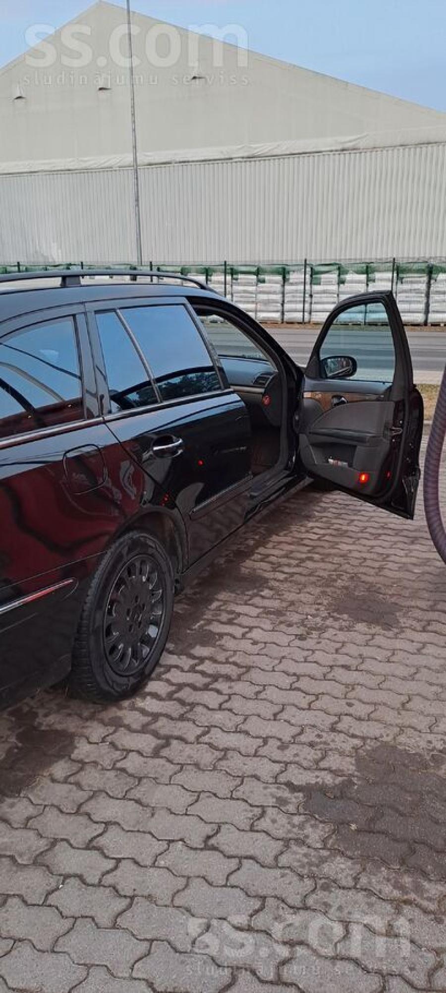 Black Mercedes-Benz E 270 2004 in Riga, with an engine capacity of 2.70 L and mileage of 340 thousand km for 3000 €, photo 5 on AUTOMOTO.COM.LV