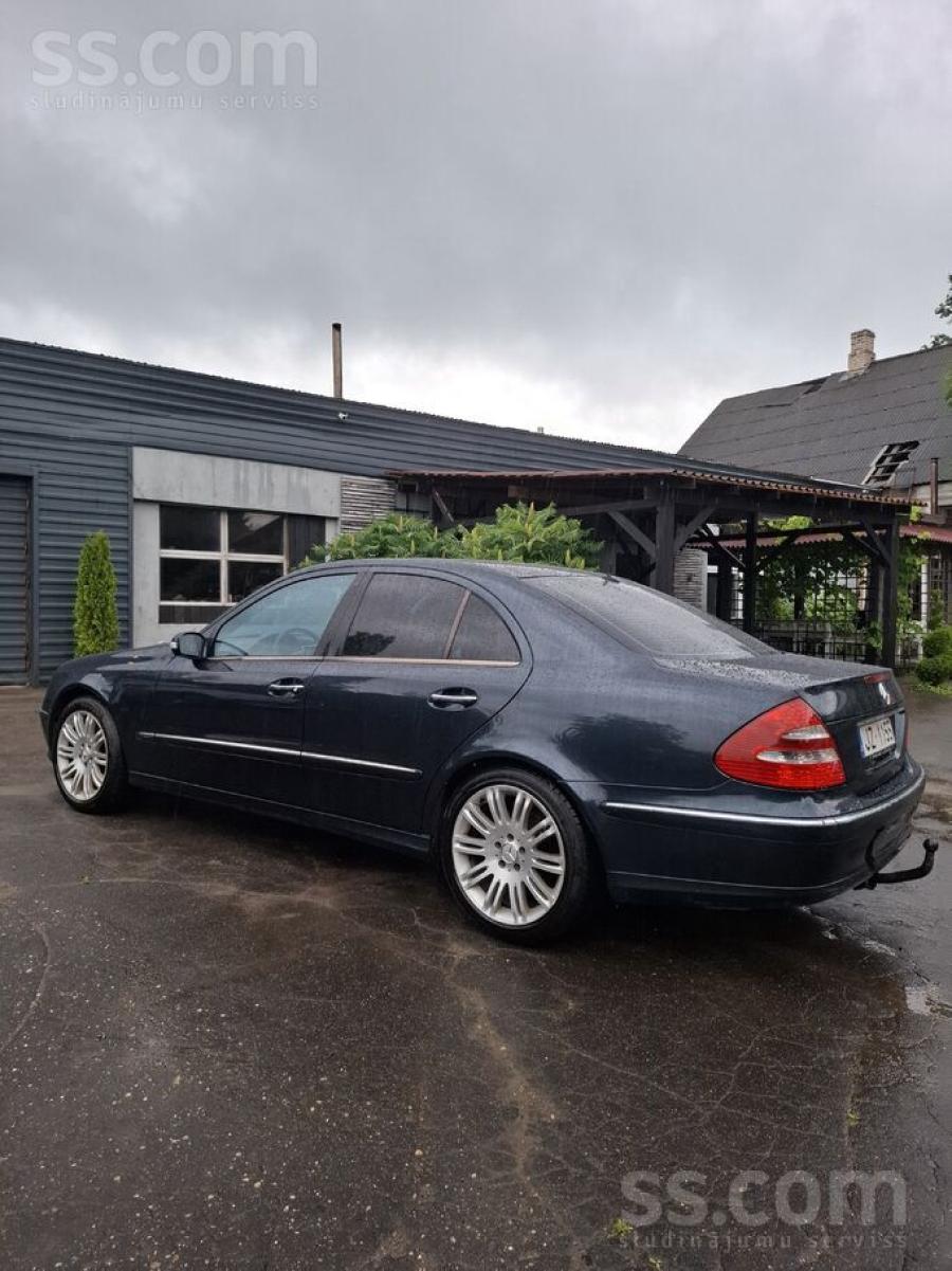 Blue Mercedes-Benz E 270 2003 in Preili, with an engine capacity of 2.70 L and mileage of 369 thousand km for 3650 €, photo 2 on AUTOMOTO.COM.LV