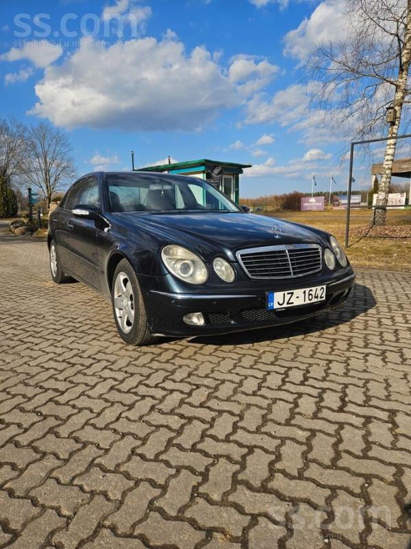 Blue Mercedes-Benz E 270 2003 in Valmiera, with an engine capacity of 2.70 L and mileage of 318 thousand km for 3800 €, photo 1 on AUTOMOTO.COM.LV