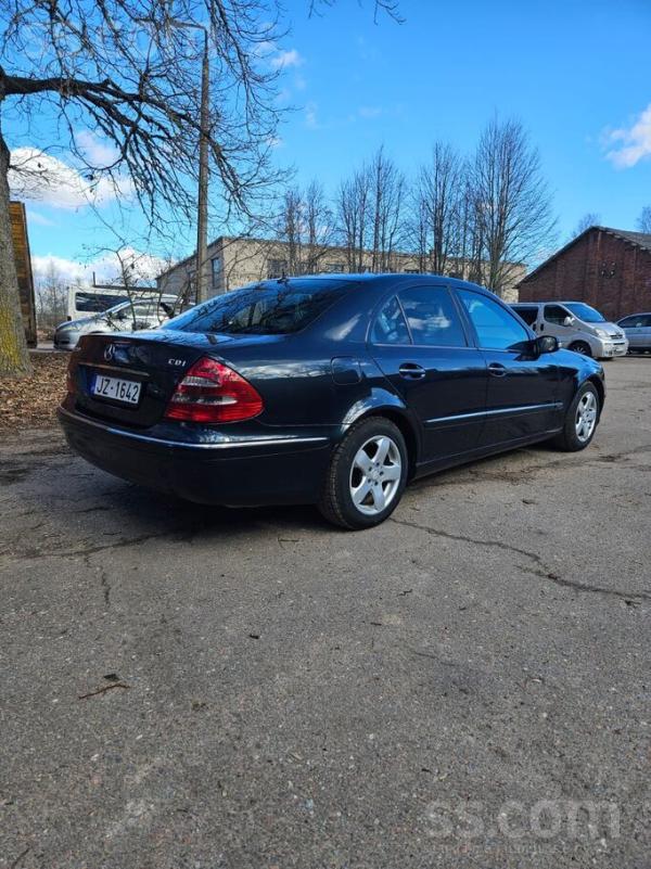 Blue Mercedes-Benz E 270 2003 in Valmiera, with an engine capacity of 2.70 L and mileage of 318 thousand km for 3800 €, photo 3 on AUTOMOTO.COM.LV