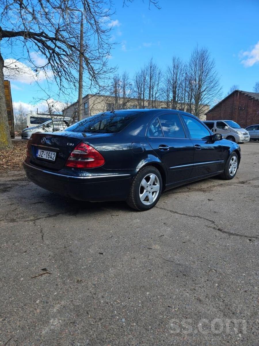 Blue Mercedes-Benz E 270 2003 in Valmiera, with an engine capacity of 2.70 L and mileage of 318 thousand km for 3800 €, photo 3 on AUTOMOTO.COM.LV