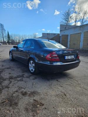Blue Mercedes-Benz E 270 2003 in Valmiera, with an engine capacity of 2.70 L and mileage of 318 thousand km for 3800 €, photo 4 on AUTOMOTO.COM.LV