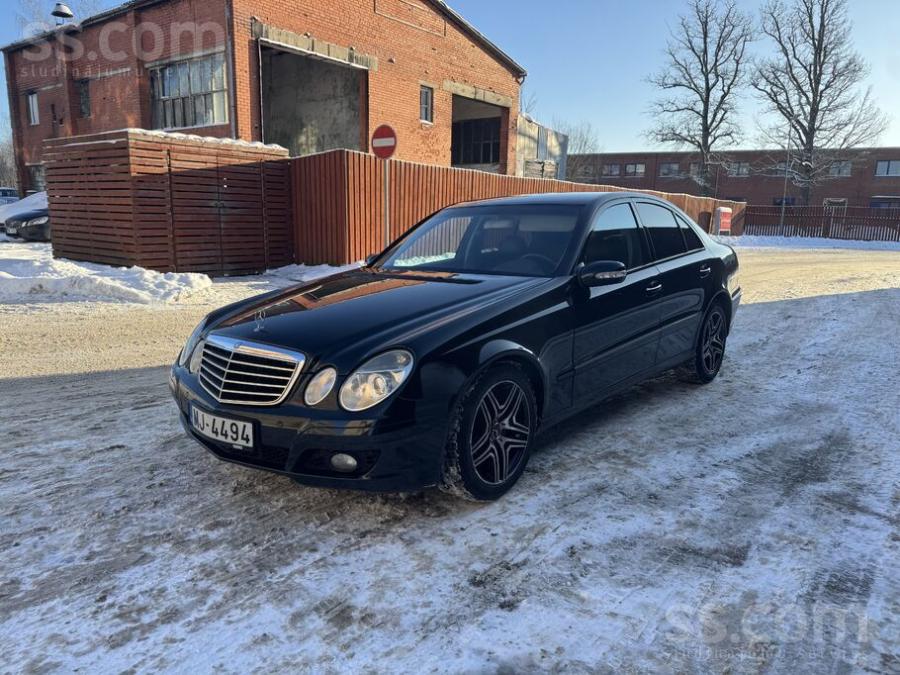 Blue Mercedes-Benz E 270 2003 in Cesis, with an engine capacity of 2.70 L and mileage of 320 thousand km for 3490 €, photo 1 on AUTOMOTO.COM.LV