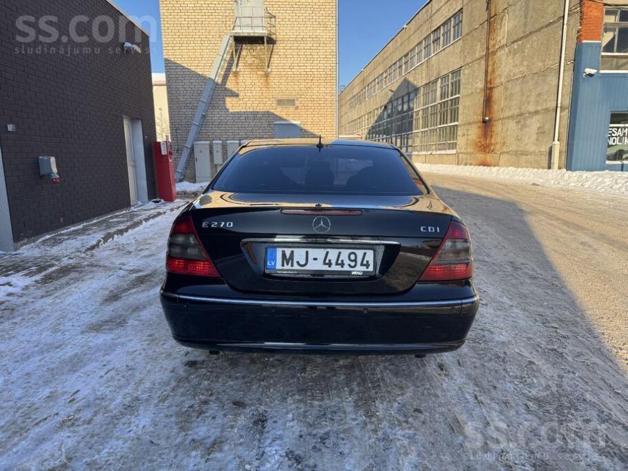 Blue Mercedes-Benz E 270 2003 in Cesis, with an engine capacity of 2.70 L and mileage of 320 thousand km for 3490 €, photo 4 on AUTOMOTO.COM.LV