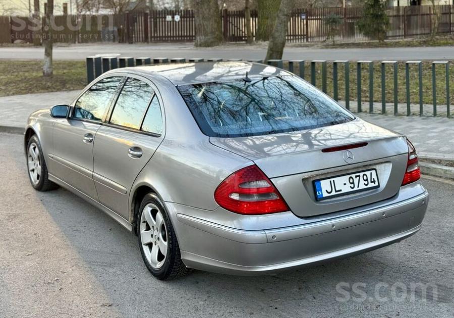 Brown Mercedes-Benz E 270 2003 in Riga, with an engine capacity of 2.70 L and mileage of 302 thousand km for 1650 €, photo 3 on AUTOMOTO.COM.LV