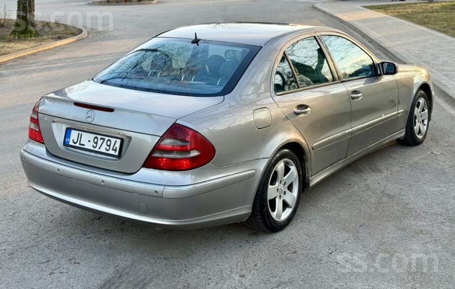 Brown Mercedes-Benz E 270 2003 in Riga, with an engine capacity of 2.70 L and mileage of 302 thousand km for 1650 €, photo 4 on AUTOMOTO.COM.LV