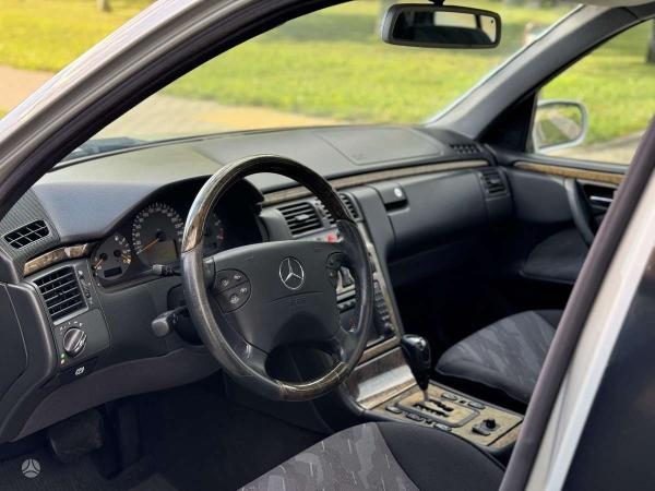 Grey Mercedes-Benz E 270 2000 in Mazeikiai, with an engine capacity of 2.70 L and mileage of 197 thousand km for 3400 €, photo 11 on AUTOMOTO.COM.LV