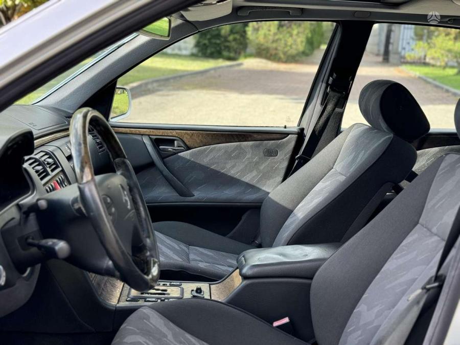 Grey Mercedes-Benz E 270 2000 in Mazeikiai, with an engine capacity of 2.70 L and mileage of 197 thousand km for 3400 €, photo 12 on AUTOMOTO.COM.LV