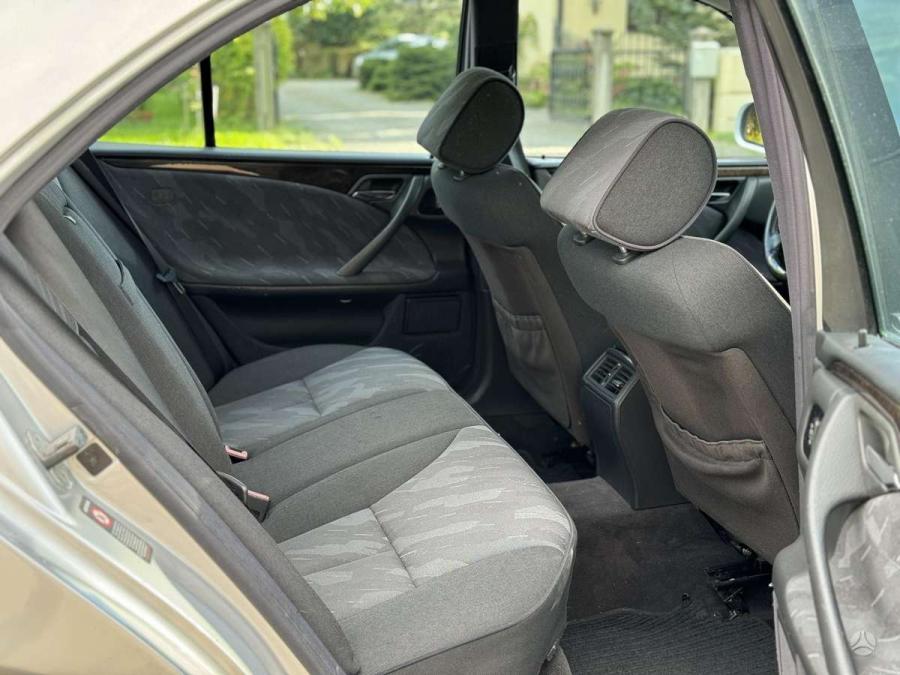 Grey Mercedes-Benz E 270 2000 in Mazeikiai, with an engine capacity of 2.70 L and mileage of 197 thousand km for 3400 €, photo 17 on AUTOMOTO.COM.LV