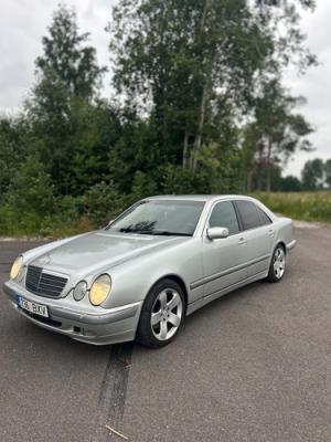 Pelēks Mercedes-Benz E 270 2001 Saku, ar dzinēja tilpumu 0.00 L un nobraukumu 333 tūkst. km par 4000 €, foto  vietnē AUTOMOTO.COM.LV