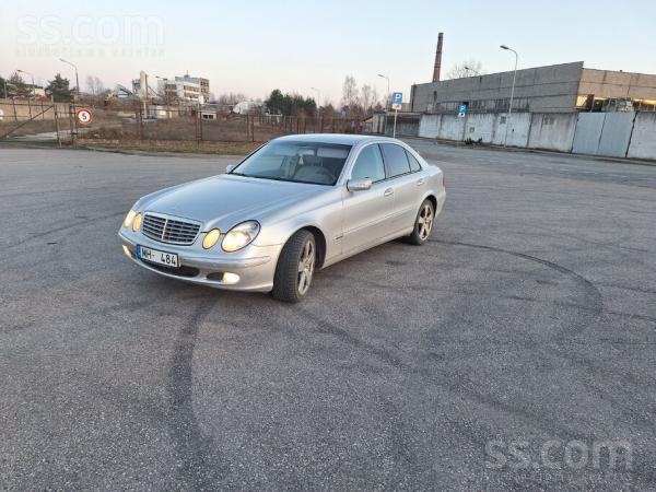 Grey Mercedes-Benz E 270 2002 in Daugavpils, with an engine capacity of 2.70 L and mileage of 302 thousand km for 1650 €, photo 1 on AUTOMOTO.COM.LV