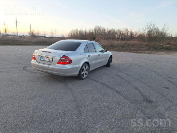 Grey Mercedes-Benz E 270 2002 in Daugavpils, with an engine capacity of 2.70 L and mileage of 302 thousand km for 1650 €, photo 4 on AUTOMOTO.COM.LV