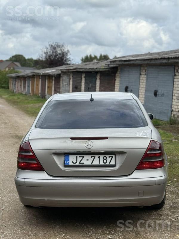 Mercedes-Benz E 270 2002 KuldÄ«ga vietnÄ PelÄks Mercedes-Benz E 270 2002 KuldÄ«ga, ar dzinÄja tilpumu 2.70 L un nobraukumu 385 tÅ«kst. km par 1500 ā¬, foto 4 vietnÄ AUTOMOTO.COM.LV
