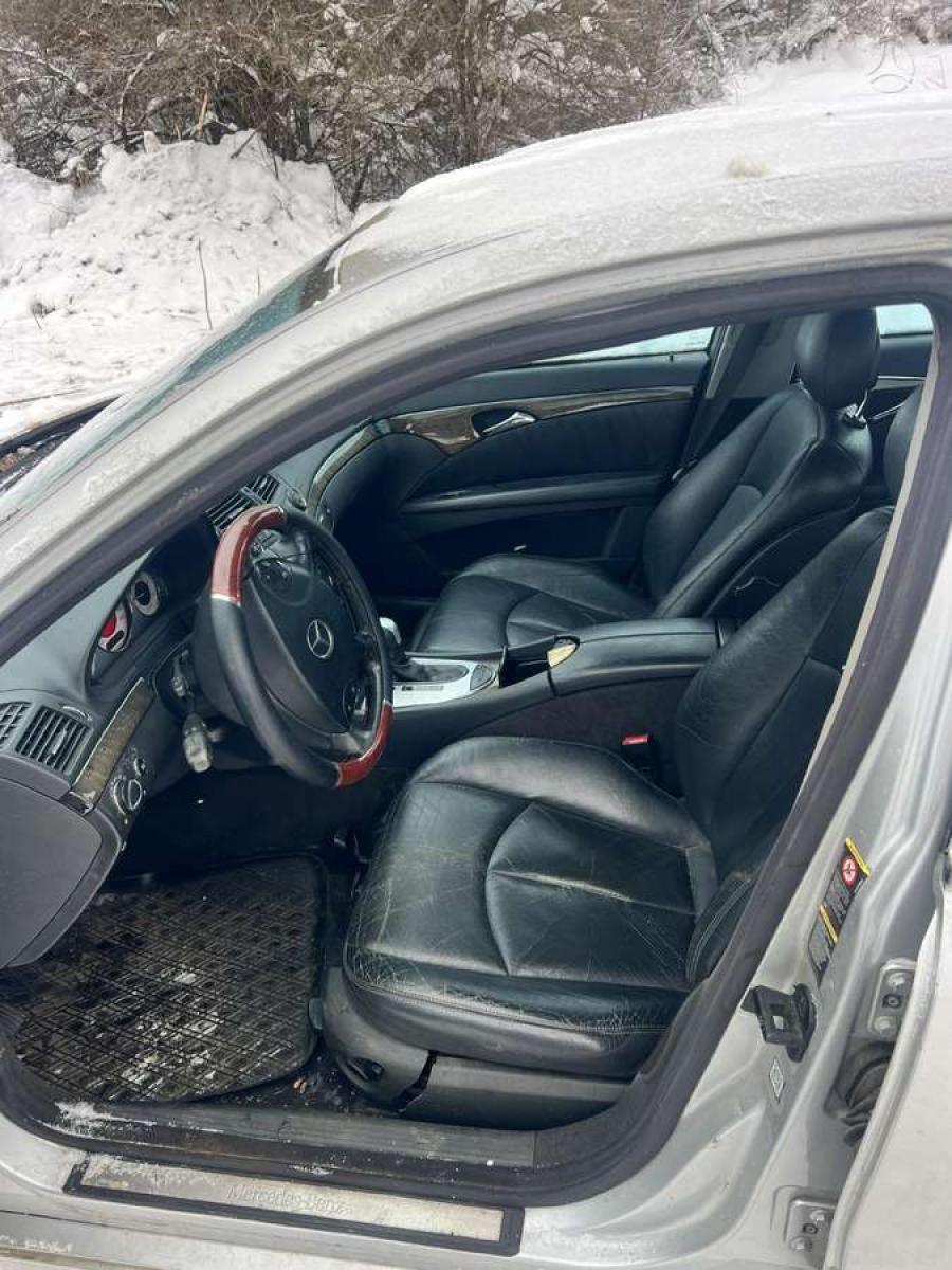 Pelēks Mercedes-Benz E 270 2003 Viļņa, ar dzinēja tilpumu 2.70 L un nobraukumu 273 tūkst. km par 1500 €, foto 9 vietnē AUTOMOTO.COM.LV