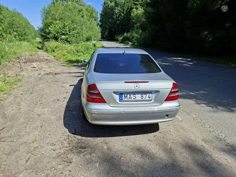Серый Мерседес Е 270 2004 в Укмерге, объемом двигателя 2.70 л и пробегом 350 тыс. км за 1400 €, фото 3 на AUTOMOTO.COM.LV