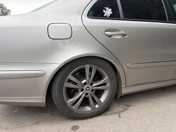 Grey Mercedes-Benz E 270 2004 in Kaunas, with an engine capacity of 2.70 L and mileage of 405 thousand km for 2300 €, photo 3 on AUTOMOTO.COM.LV