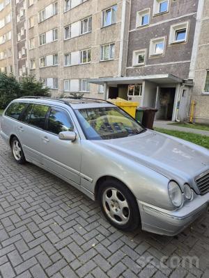 Mercedes-Benz E 270 2000 in Riga on AUTOMOTO.COM.LV Grey Mercedes-Benz E 270 2000 in Riga, with an engine capacity of 2.70 L and mileage of 365 thousand km for 480 €, photo 1 on AUTOMOTO.COM.LV