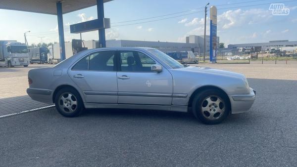 Mercedes-Benz E 270 2001 Marijampole, ar dzinēja tilpumu 2.70 L un nobraukumu 300 tūkst. km par 1700 €, foto 4 vietnē AUTOMOTO.COM.LV