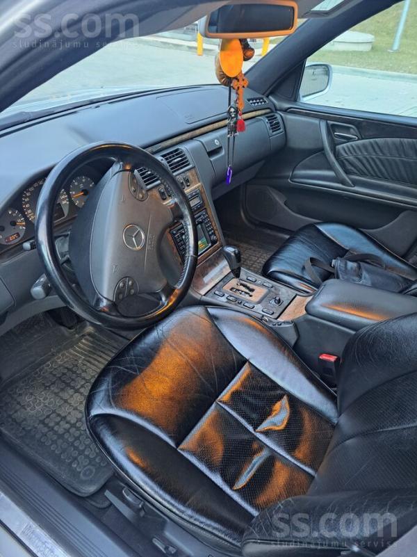 Mercedes-Benz E 270 2001 in Riga, with an engine capacity of 2.70 L and mileage of 364 thousand km for 2600 €, photo 3 on AUTOMOTO.COM.LV