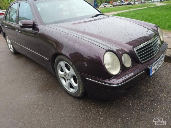 Violets Mercedes-Benz E 270 2001 Viļņa, ar dzinēja tilpumu 2.70 L un nobraukumu 375 tūkst. km par 4500 €, foto 1 vietnē AUTOMOTO.COM.LV
