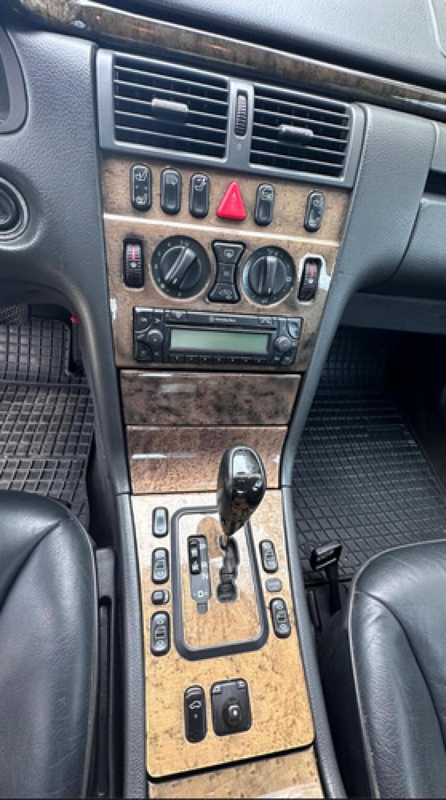 Violets Mercedes-Benz E 270 2001 Tallina, ar dzinēja tilpumu 0.00 L un nobraukumu 375 tūkst. km par 8900 €, foto 10 vietnē AUTOMOTO.COM.LV
