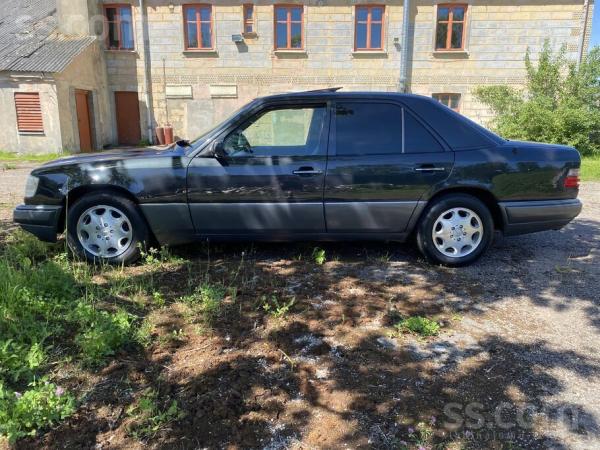 Black Mercedes-Benz E 280 1995 in Jelgava, with an engine capacity of 2.80 L and mileage of 250 thousand km for 7500 €, photo 5 on AUTOMOTO.COM.LV