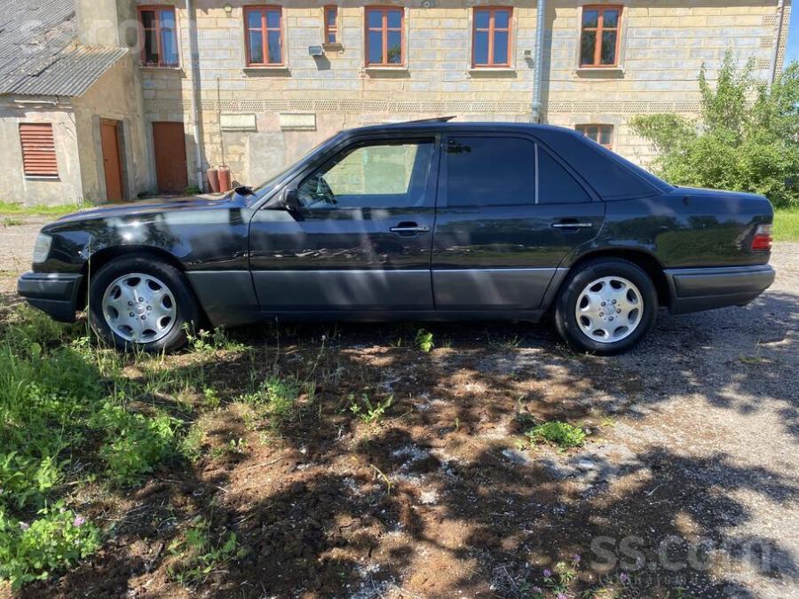 Черный Мерседес Е 280 1995 в Елгава, объемом двигателя 2.80 л и пробегом 250 тыс. км за 7500 €, фото 6 на AUTOMOTO.COM.LV