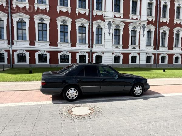 Black Mercedes-Benz E 280 1995 in Jelgava, with an engine capacity of 2.80 L and mileage of 252 thousand km for 7990 €, photo 3 on AUTOMOTO.COM.LV
