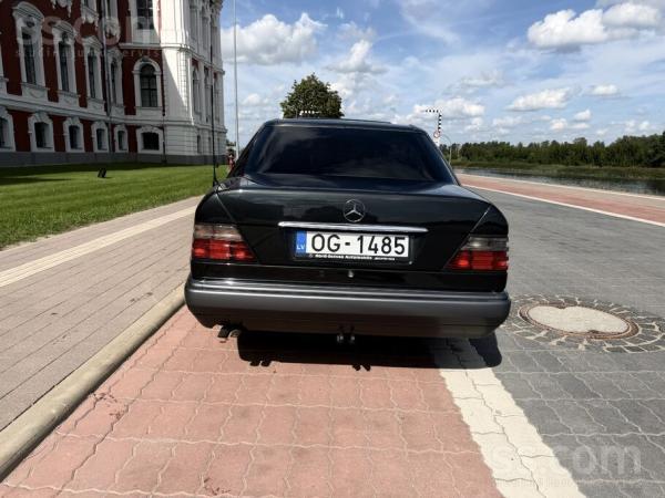 Black Mercedes-Benz E 280 1995 in Jelgava, with an engine capacity of 2.80 L and mileage of 252 thousand km for 7990 €, photo 4 on AUTOMOTO.COM.LV