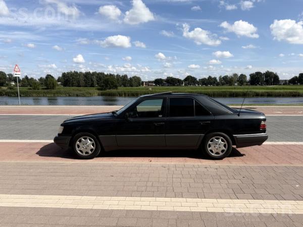 Black Mercedes-Benz E 280 1995 in Jelgava, with an engine capacity of 2.80 L and mileage of 252 thousand km for 7990 €, photo 5 on AUTOMOTO.COM.LV