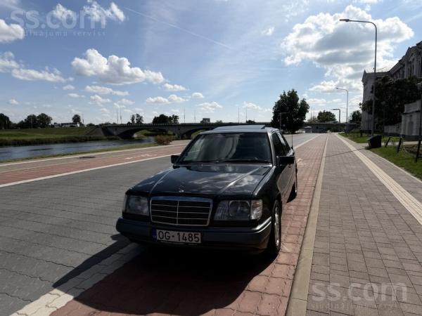 Black Mercedes-Benz E 280 1995 in Jelgava, with an engine capacity of 2.80 L and mileage of 252 thousand km for 7990 €, photo 6 on AUTOMOTO.COM.LV