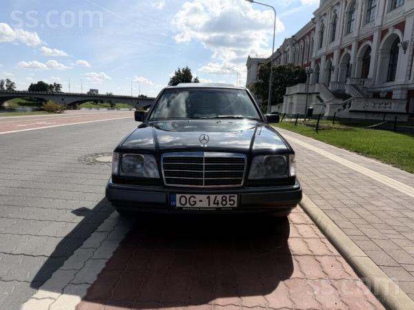 Black Mercedes-Benz E 280 1995 in Jelgava, with an engine capacity of 2.80 L and mileage of 252 thousand km for 7990 €, photo 7 on AUTOMOTO.COM.LV
