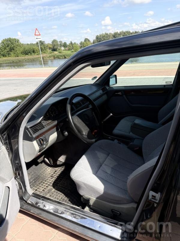 Black Mercedes-Benz E 280 1995 in Jelgava, with an engine capacity of 2.80 L and mileage of 252 thousand km for 7990 €, photo 9 on AUTOMOTO.COM.LV