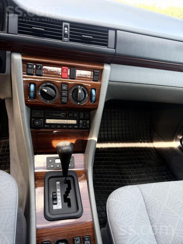 Black Mercedes-Benz E 280 1995 in Jelgava, with an engine capacity of 2.80 L and mileage of 252 thousand km for 7990 €, photo 10 on AUTOMOTO.COM.LV
