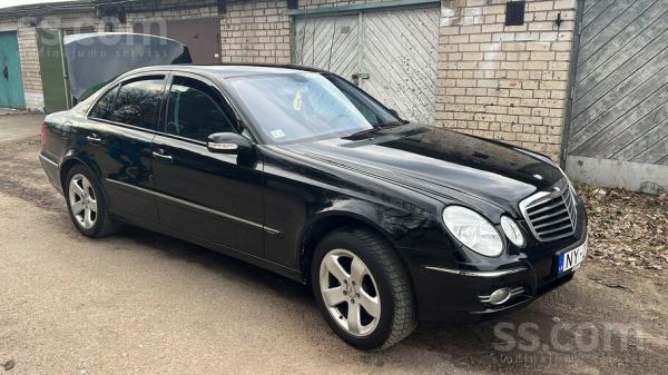 Black Mercedes-Benz E 280 2005 in Daugavpils, with an engine capacity of 3.00 L and mileage of 308 thousand km for 2690 €, photo 2 on AUTOMOTO.COM.LV